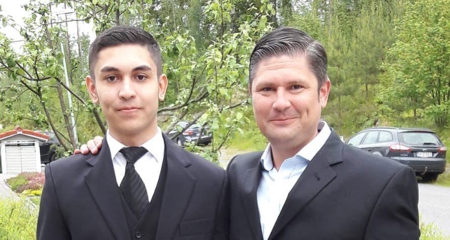 Leif Lindeman juhli poikansa valmistumista tyylikkäänä - Reinot jalassa ...