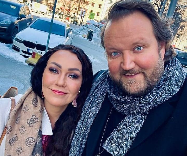 Mitä ihmettä? Saija Tuupanen kapusi vessassa Saminsa selkään – huikea ...