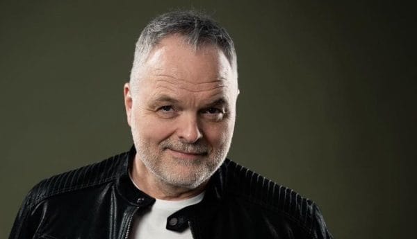 Charles Plogman, 58, julkaisi synttäripäivänään itse säveltämänsä ...
