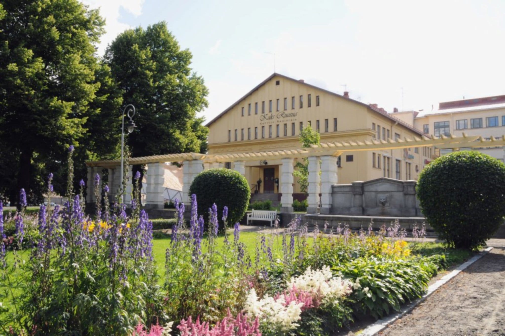 Kaks Ruusua ulkokuva | Tanssiin.fi