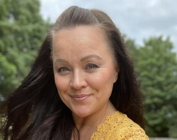 Heidi Pakarinen tarttui toisen Pakarisen nostalgiahittiin: ”Tässä ...